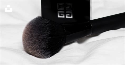 Black And Brown Makeup Brush Photo Free Cosmetics Image On Unsplash