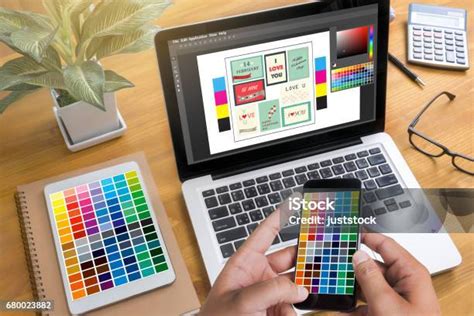 크리에이 티브 디자이너 그래픽 작업에서 색상 견본 샘플 일러스트 레이 터 그래픽 디자이너 작업 디지털 태블릿 및 컴퓨터 Draft Sports에 대한 스톡 사진 및 기타