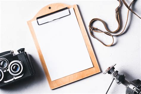 오래 된 카메라와 삼각대는 흰색 콘크리트 바탕에 빈티지 항목 평면도 및 평면 배치 0명에 대한 스톡 사진 및 기타 이미지 0명 개념 공란 Istock