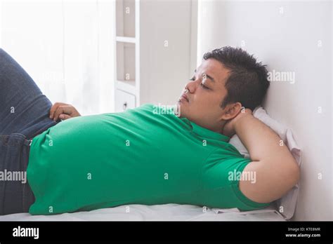 Fauler Dicker Mann Bauch Fotos Und Bildmaterial In Hoher Auflösung