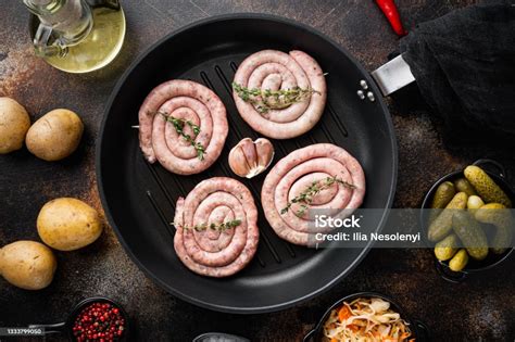 구운 소시지 으깬 감자와 주철 프라이팬에 양배추를 곁들인 소박한 음식 오래된 어두운 소박한 배경 상단 보기 플랫 레이 0명에 대한 스톡 사진 및 기타 이미지 Istock