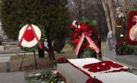 Սերժ Սարգսյանի անունից ծաղկեպսակ դրվեց Վազգեն Սարգսյանի գերեզմանին