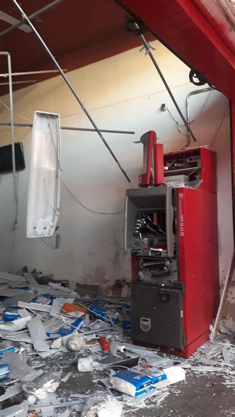 Bandidos explodem caixa eletrônico e destroem farmácia em Contagem na