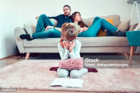 부모 휴식 에 소파 동안 아이 딸 이다 독서 학교 자료 에 바닥 3 명에 대한 스톡 사진 및 기타 이미지 3 명 6 7 살