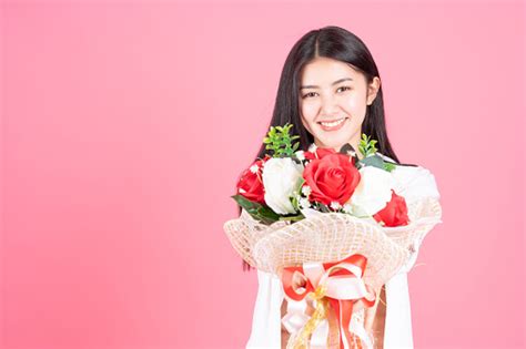 아름다움 여자 아시아 귀여운 여자 느낌 행복 지주 꽃 레드 장미와 흰색 장미 핑크 배경라이프 스타일 아름 다운 여자 빨강에 대한