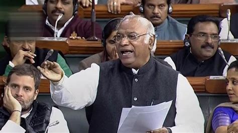 मल्लिकार्जुन खरगे अपनी निजी जिंदगी में कैसे हैं उनके परिवार में कौन