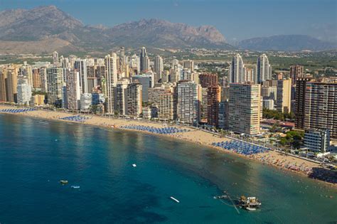 Benidorm의 해안선입니다 Benidorm 비치와 고층 빌딩 공중 전망 스페인 코스타 블랑 카 건축에 대한 스톡 사진 및