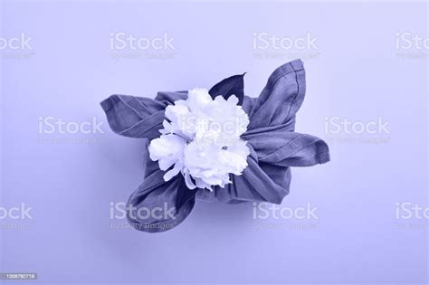 회색 직물로 감싸인 봄 의 환경 친화적 인 선물은 파란색에 흰색 모란 꽃 장식 장식 지속 가능한 선물 전통 일본 후로시키 스타일