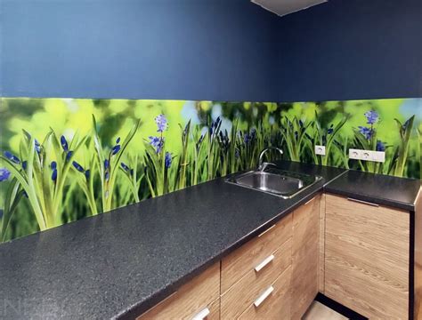 Скинали фартук для кухни из стекла с синими цветами на зеленом фоне в