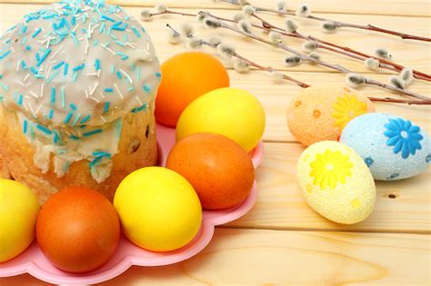 부활절 케이크 그려진 계란러시아와 우크라이나 전통 Kulich 나무 배경에 Paska 부활절 빵 0명에 대한 스톡 사진 및 기타