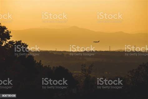 낮은 비행 비행기와 산에서 황혼 Silhouetted 있습니다 관광에 대한 스톡 사진 및 기타 이미지 관광 날기 노랑