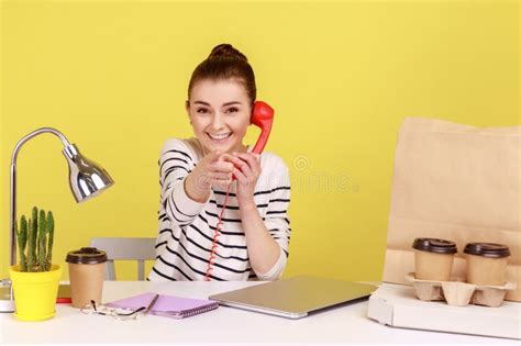 Mujer Hablando Por Teléfono Fijo Señalando a La Cámara Comunicándose