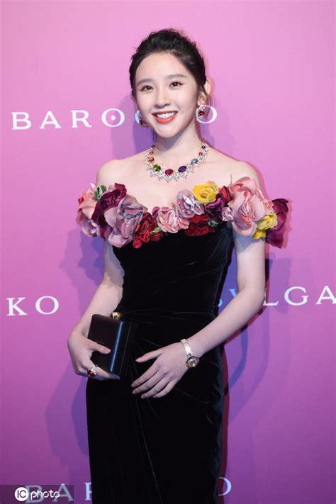 唐艺昕产后首公开亮相，一字肩黑裙身材恢复完美凤凰网