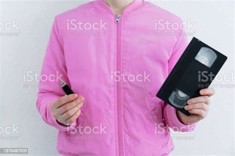 백인 여성의 손에 비디오 카세트와 Usb 플래시 드라이브 복고풍 기술 Usb 메모리에 대한 스톡 사진 및 기타 이미지 Usb