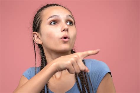 Vista Ravvicinata Frontale Della Ragazza Che Punta Sul Rosa Foto Gratis