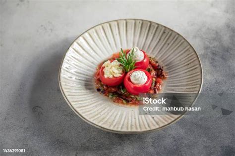 박제 토마토 음식과 회색 배경 치즈 딜 마늘을 곁들인 박제 토마토 고기에 대한 스톡 사진 및 기타 이미지 고기 고명 구이