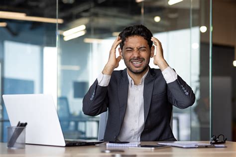 직장에서 좌절하고 절망적인 사업가 나쁜 성취 결과에 충격을 받은 사무실 안의 아랍 남자 비즈니스 정장을 입은 남자 20 24세에 대한 스톡 사진 및 기타 이미지 Istock