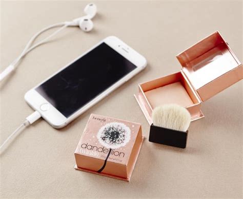 반짝이는 가을 햇살 만큼 양 볼에도 빛을 머금은 듯한 샴페인 핑크빛 Benefit Cosmetics