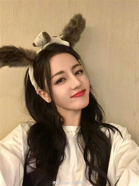 迪丽热巴戴小狗发箍自拍 画猫咪眼线俏皮有魅力 搜狐大视野 搜狐新闻