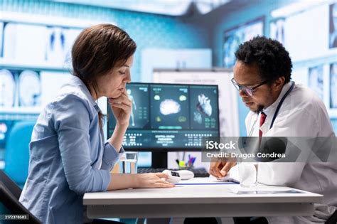 환자의 산소 포화도와 활력 징후를 측정하는 일반 개업의 2명에 대한 스톡 사진 및 기타 이미지 2명 건강 진단 건강관리와 의술 Istock