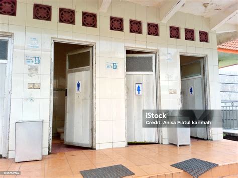 Tampak Depan Toilet Umum Atau Toilet Dengan Tanda Pria Dan Wanita Di