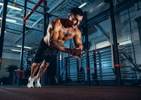 Retrato De Atletas Musculosos Entrenadores De Culturista Solos En El Gimnasio Deportivo En