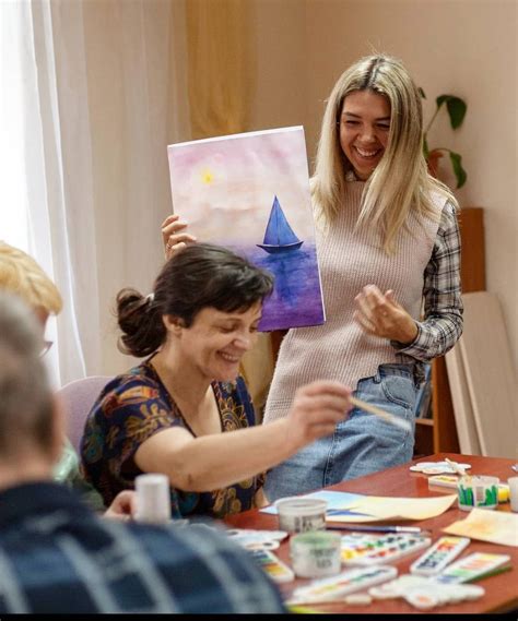 А мы тут кисточками шик шик🎨 За столом собрались самые творческие