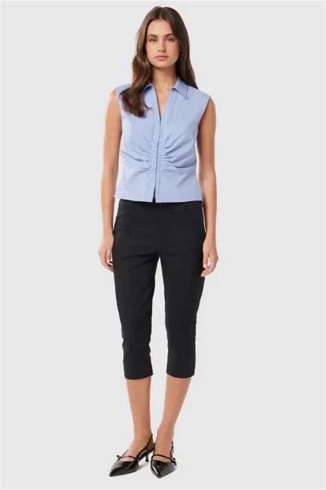 Capri Pants Outfits For Women How To Style Them With Confidence