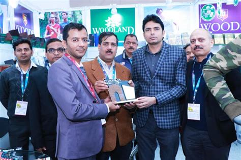 Himanshu Ratnakar On Linkedin Receiving Momento With Team