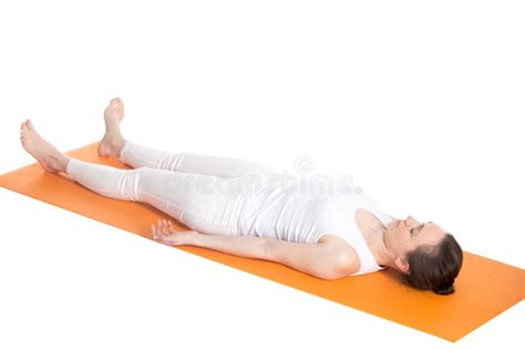 Pose De Cadavre De Yoga Image Stock Image Du Femelle 57183709
