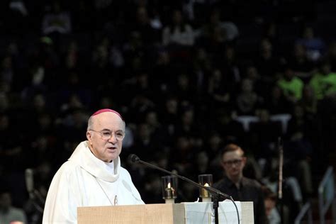 Arzobispo que pidió la renuncia del Papa Francisco dice que enfrenta una acusación de cisma La