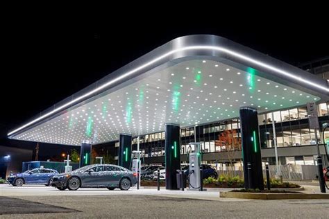 充電功率達 400kw 還有舒適休息區，賓士在美開設自家打造的電動車快充站ddcar 電動車