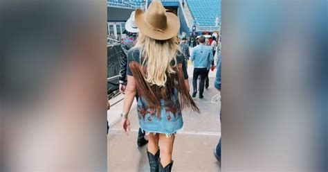 Miranda Lambert Shrugs Off Wardrobe Malfunction
