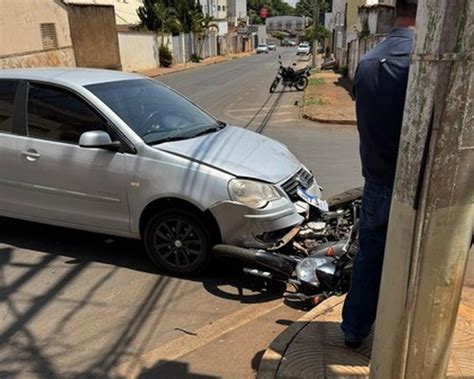 Após ser atingido por carro motociclista é arremessado contra poste e