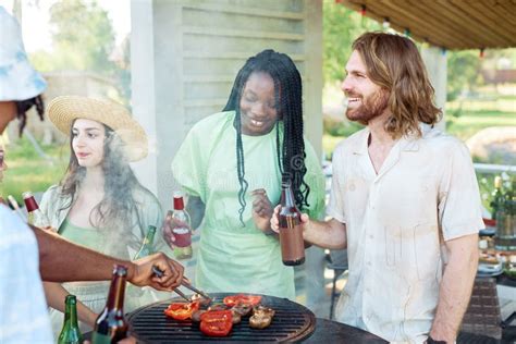 Grupo Diversificado De Amigos No Partido Barbeque Foto De Stock