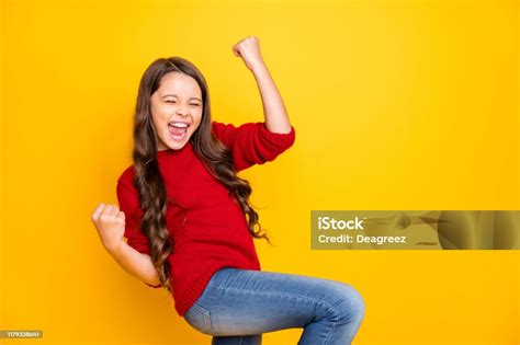 기쁘게 긍정적 인 행운의 쾌활한 아이 느낌 미친 펑키 기뻐주비명 예 축하 업적을 목표로 착용 스타일 스웨터 데님 청바지 노란색