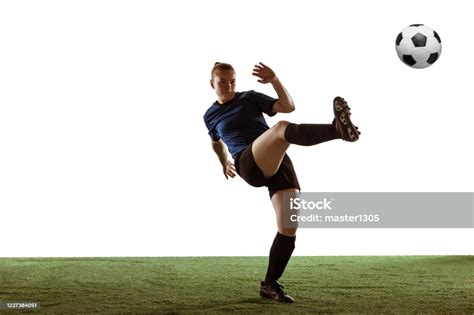 여성 축구 축구 선수 발로 공 흰색 배경에 고립 된 밝은 감정과 행동과 움직임에 훈련 Championship에 대한 스톡 사진 및 기타 이미지 Championship