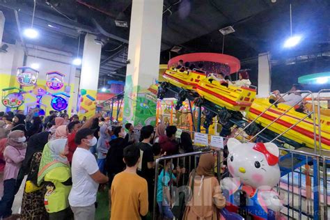 Foto Warga Ibu Kota Jakarta Habiskan Libur Lebaran Di Mall