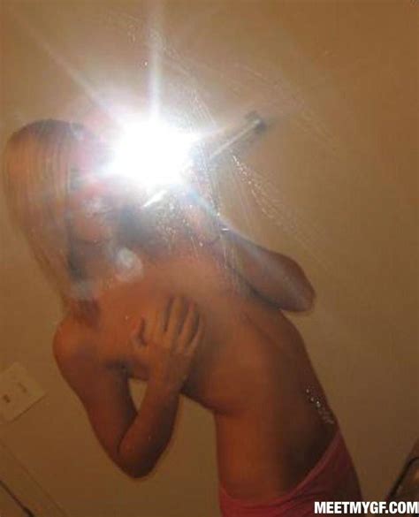 Photos d une jeune femme blonde sexy prenant des photos d elle même