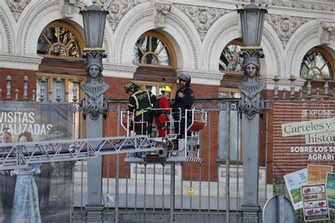 Activistas De Greenpeace Bloquean Las Puertas Del Ministerio De Agricultura