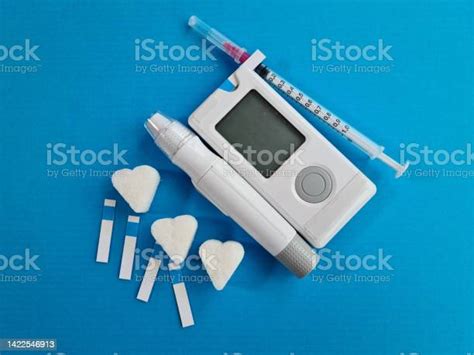 설탕 큐브 인슐린 테스트 스트립 랜싯 펜과 파란색 배경에 주사기가있는 글루코 미터 개념에 대한 스톡 사진 및 기타 이미지