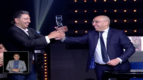 الروائي عصام يوسف يسلم فريق الوعد كأس المركز الثاني للموسم الثالث من