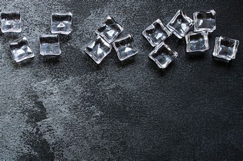 아이스 큐브 모방 인공 플라스틱 조각 투명 아크릴 아닌 진짜 차가운 환상 은 텍스트 음식 배경에 대한 테이블 야외 상단 보기 복사 공간에 먹을 준비가 각얼음에 대한 스톡