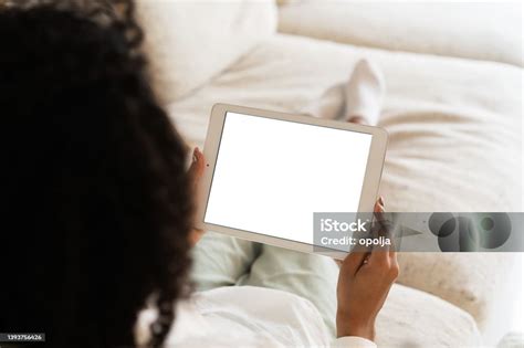 집에서 빈 데스크탑 흰색 화면이있는 태블릿 Pc를 들고 사용하는 여성의 모형 이미지 그래픽 타블렛에 대한 스톡 사진 및 기타