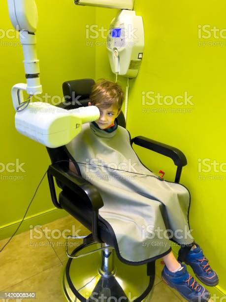 치과 의사 사무실에 앉아있는 X 선 기계를 보는 진지한 어린 소년 소년에 대한 스톡 사진 및 기타 이미지 소년 6 7 살 X 레이 장비 Istock