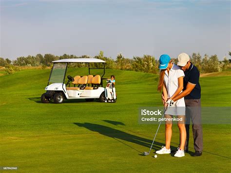 골프를 치는 스포티한 행복한 가족 3 명에 대한 스톡 사진 및 기타 이미지 3 명 가족 건강한 생활방식 Istock