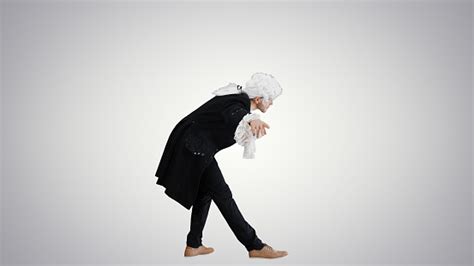 1718 세기의 정중한 옷을 입은 남자가 그라에서 누군가를 맞이합니다 17세기에 대한 스톡 사진 및 기타 이미지 17세기 18세기 Film Festival Istock