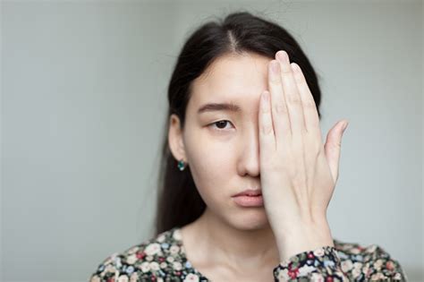 여자 얼굴에 슬픈 모습 가리기에 대한 스톡 사진 및 기타 이미지 가리기 건강관리와 의술 고독 부정적인 감정 표현 Istock