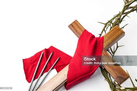 예수 성 금요일 의식에서 가톨릭 기독교인들이 사용하는 못 옆에 붉은 천과 가시 면류관으로 감싼 나무 십자가 빈 복사 텍스트