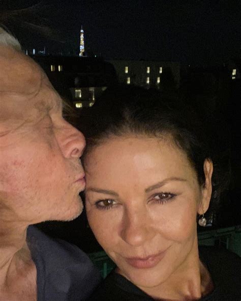 53 letnia Catherine Zeta Jones wyjawia jak utrzymuje romantyczną iskrę